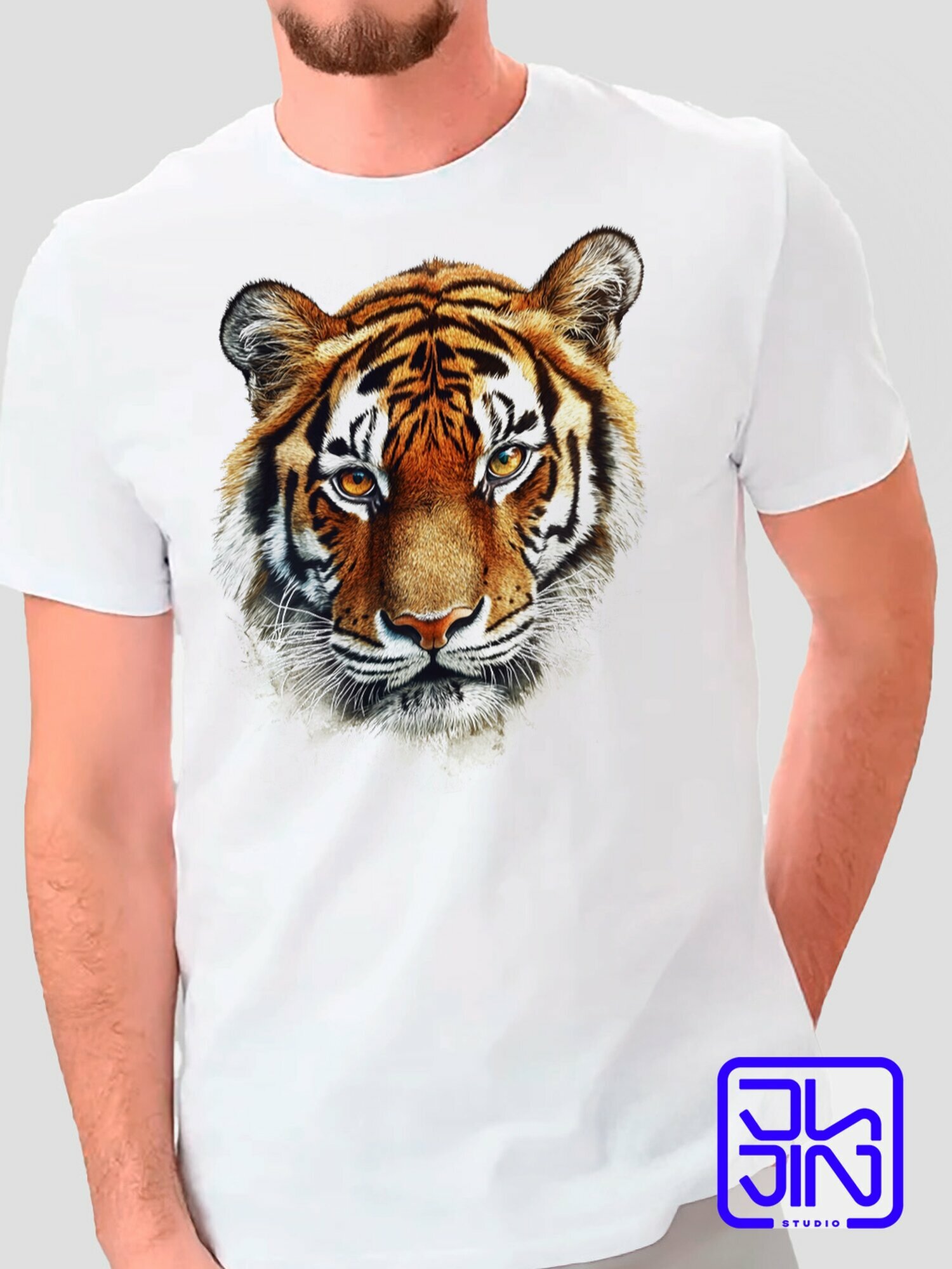 Футболка классическая мужская с авторским принтом Агрессивный, крутой тигр в черно-белом стиле на графитовой темно-серой основе, белый хлопковый трикотаж с прикольным рисунком на груди