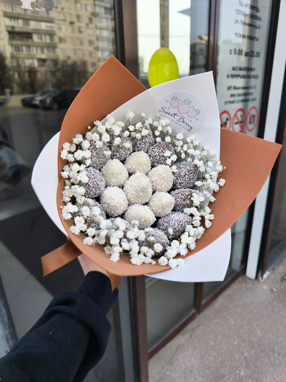 Букет "Снежный", клубника в шоколаде, белая гипсофила, от Sweet Berry