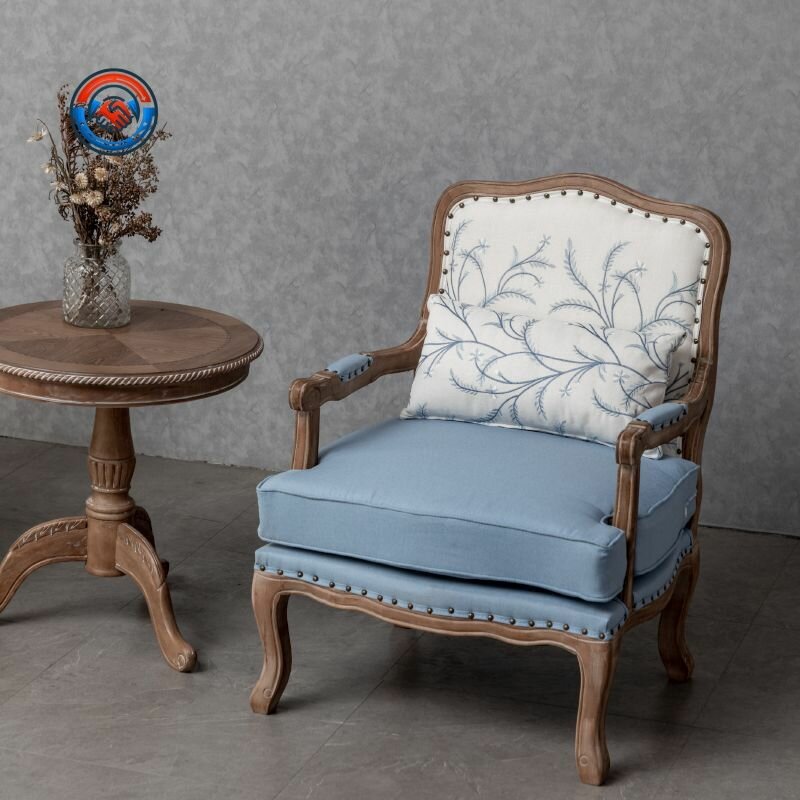 Диван-кресло в стиле американский кантри с деревянным каркасом, мягкая мешковая подушка и резные элементы для уютного интерьера, старинное мастерство