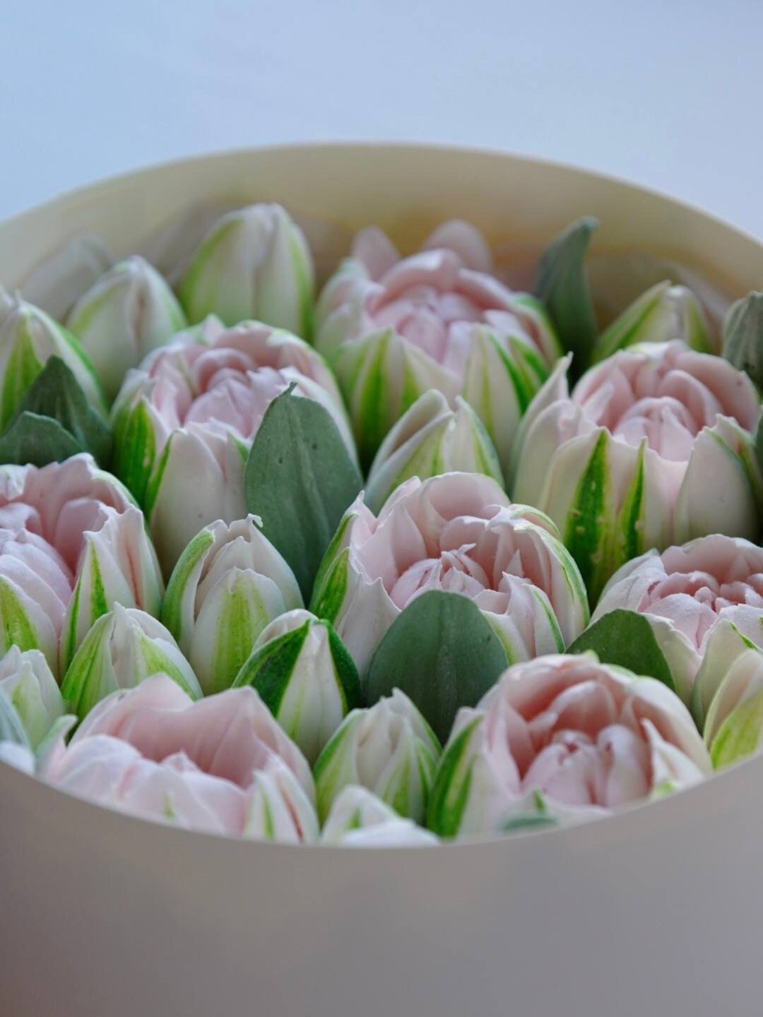 Букет их зефирных цветов в шляпной коробке