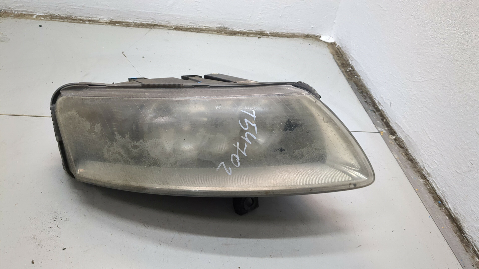 Фара (передняя) правая Audi A6 (C6) Б/У