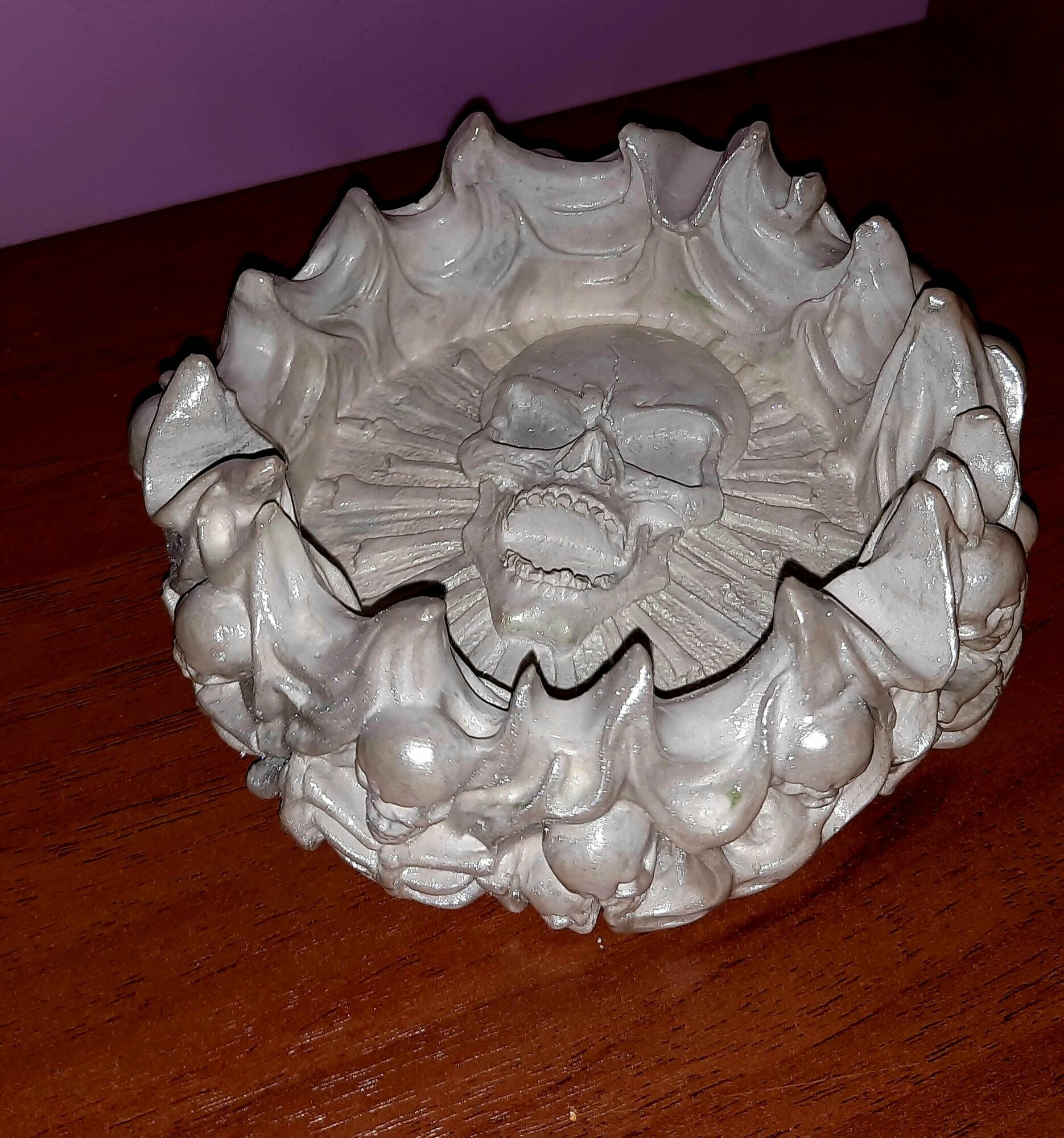 Жемчужный гипсовый череп