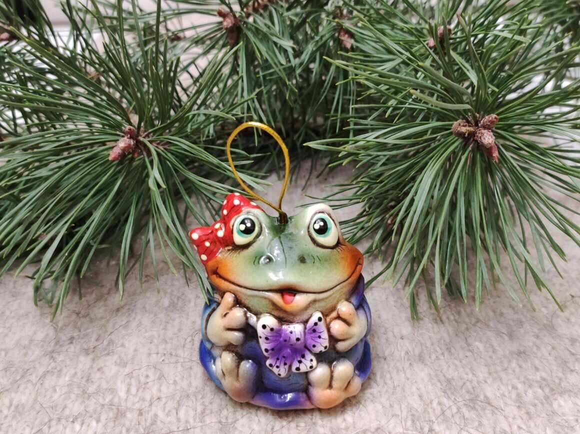 Елочная игрушка-колокольчик "Лягушка - сестра зеленой Деревянной Змеи ". Ручная работа. Керамика.