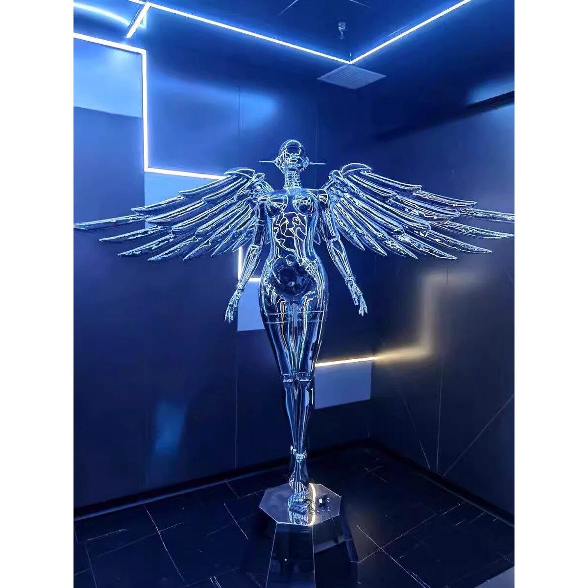 Большая фигура в стиле Cyberwomen с подсветкой (высота 207 см с крыльями)