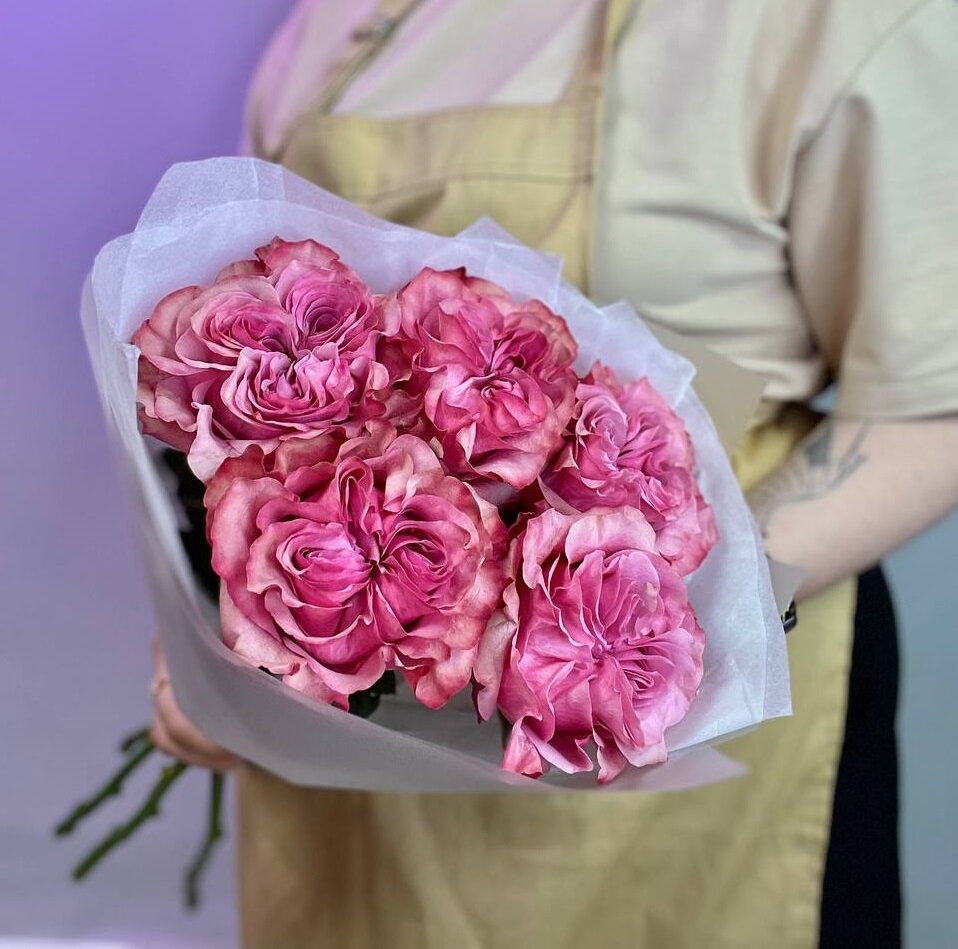 Комплимент Vikey Flowers, 5 пионовидных розовых роз, атласная лента, матовая упаковка