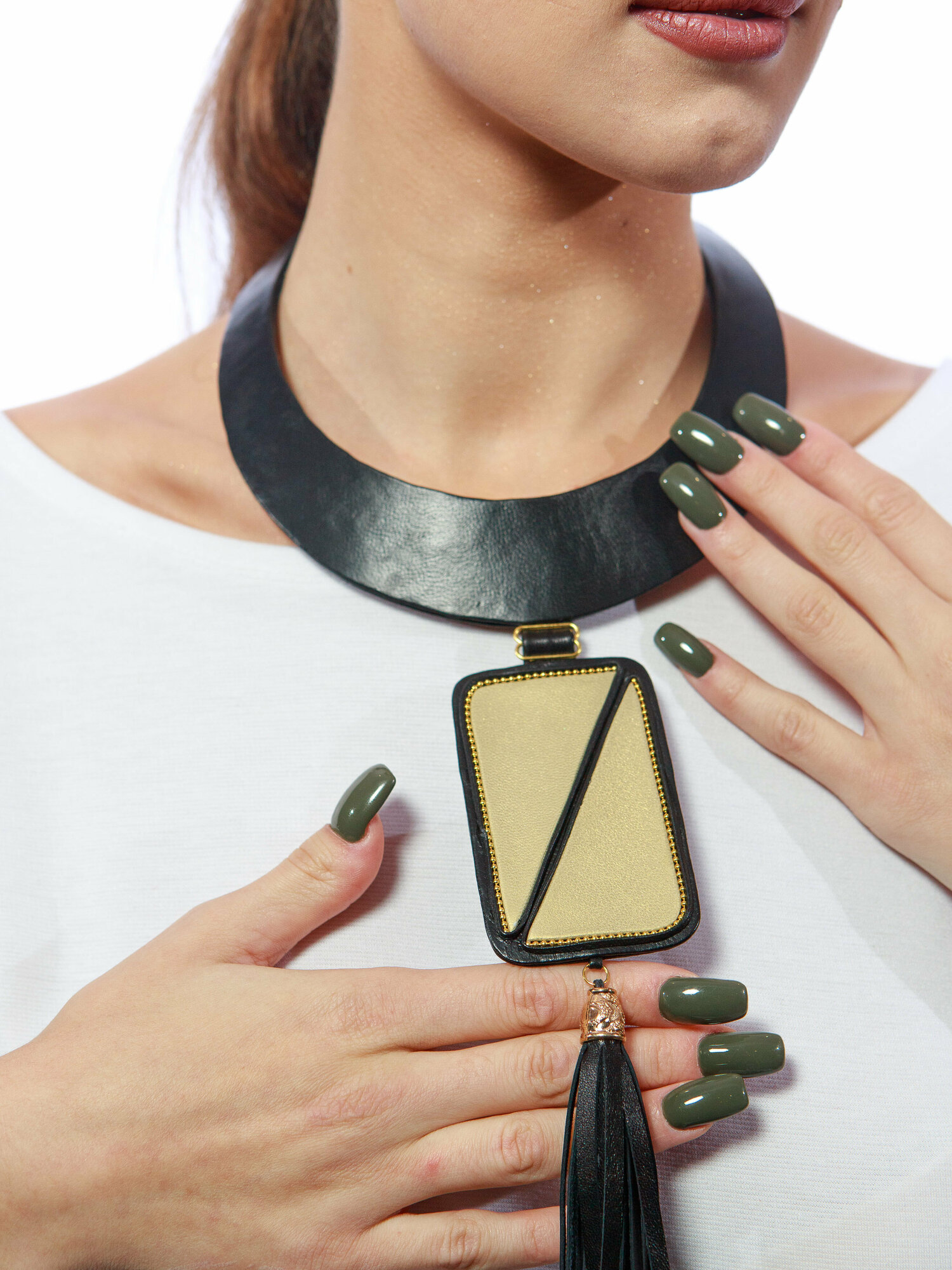 Колье, кожа