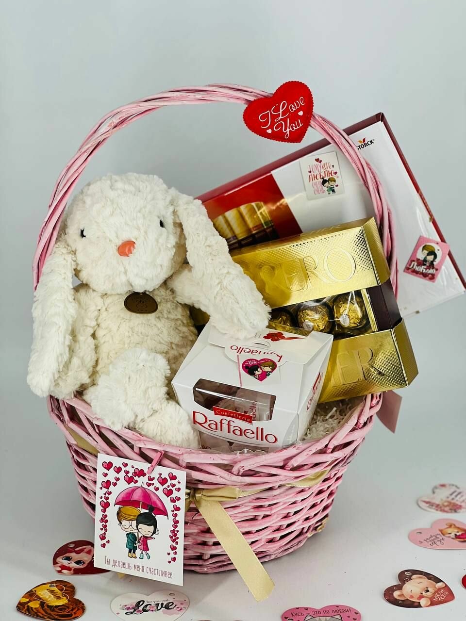 Подарок ко дню всех влюбленных и 8 марта- корзина с мягкой игрушкой, конфеты рафаэлло, мерси и ферреро роше