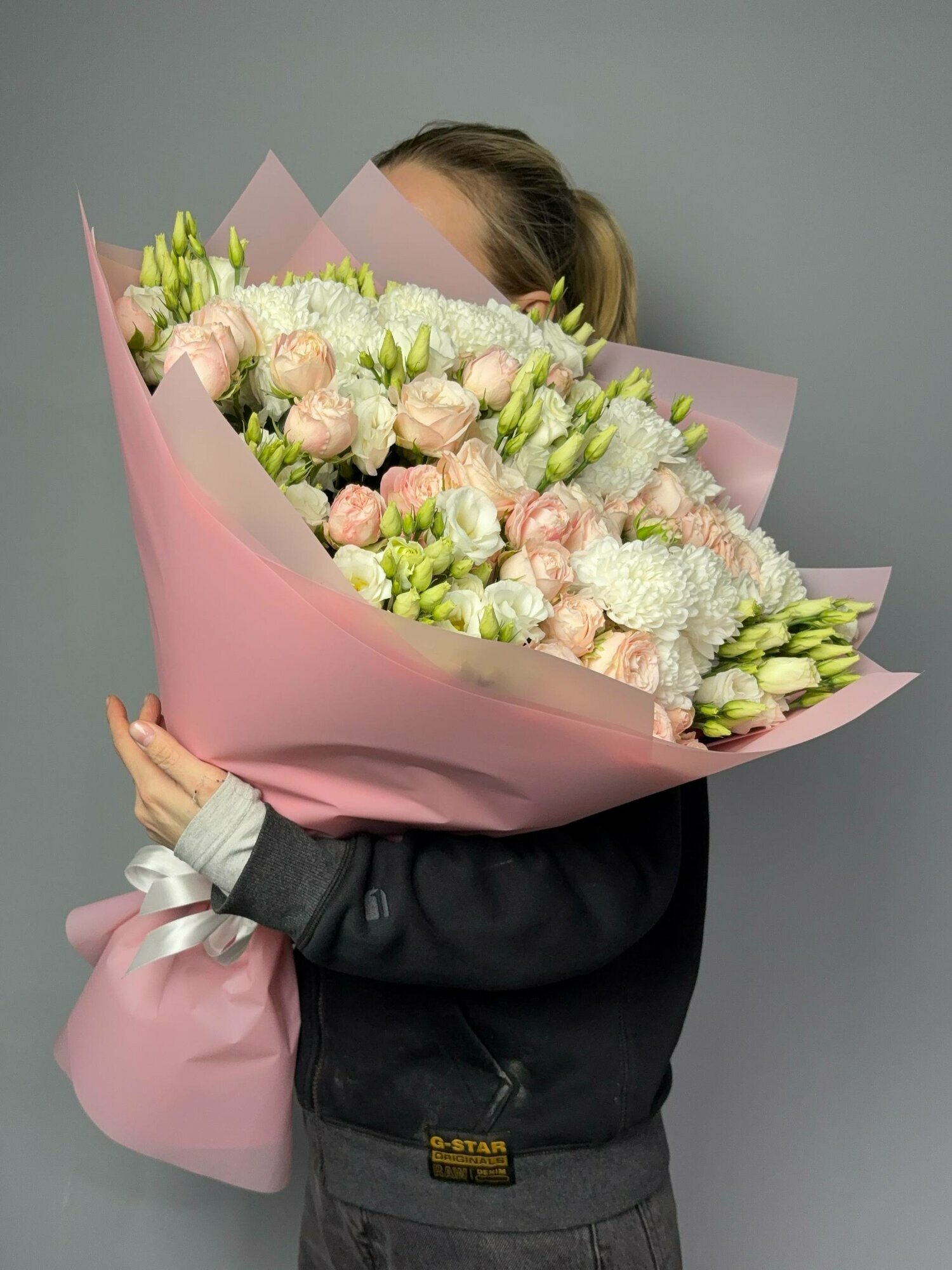 WEST FLORA Сладкий Сон: розы, хризантемы, эустома – купить двухцветный букет с доставкой