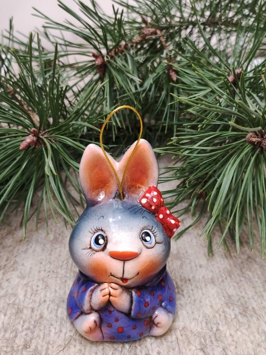 Елочная игрушка-колокольчик "Зайчик ". Ручная работа. Керамика.