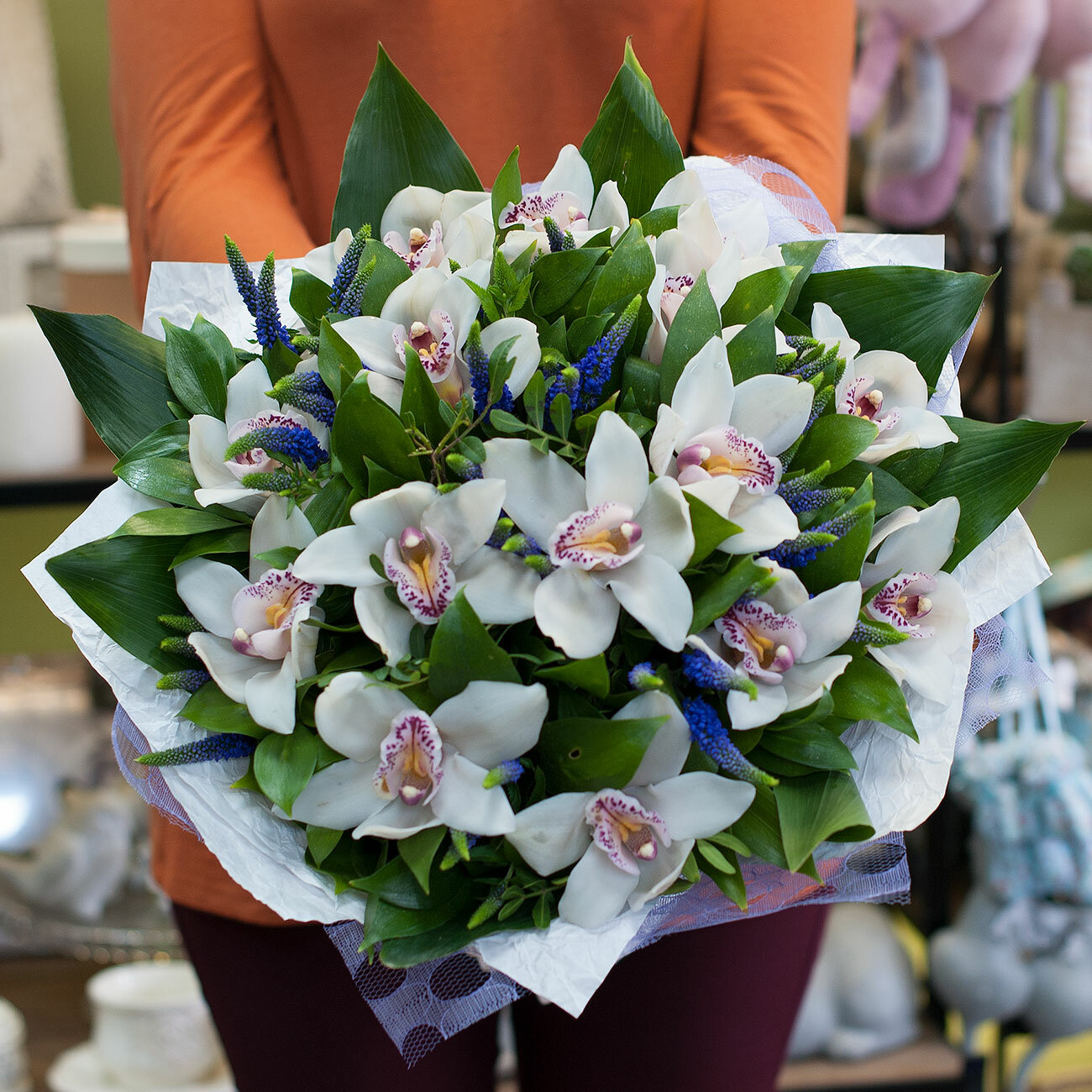 Букет "Дамский каприз", орхидеи, вероника, крафт-бумага, 25 цветов
