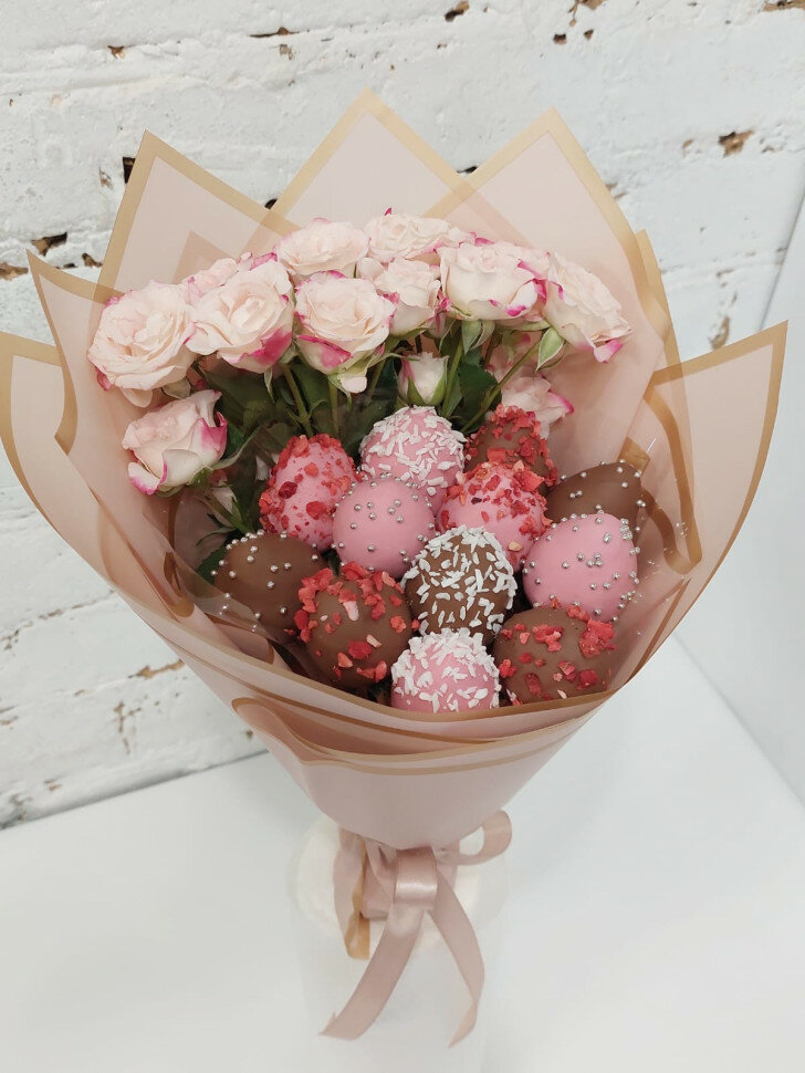 Букет из кустовой розы с клубникой (12 ягод) в шоколаде (BuketOnline)