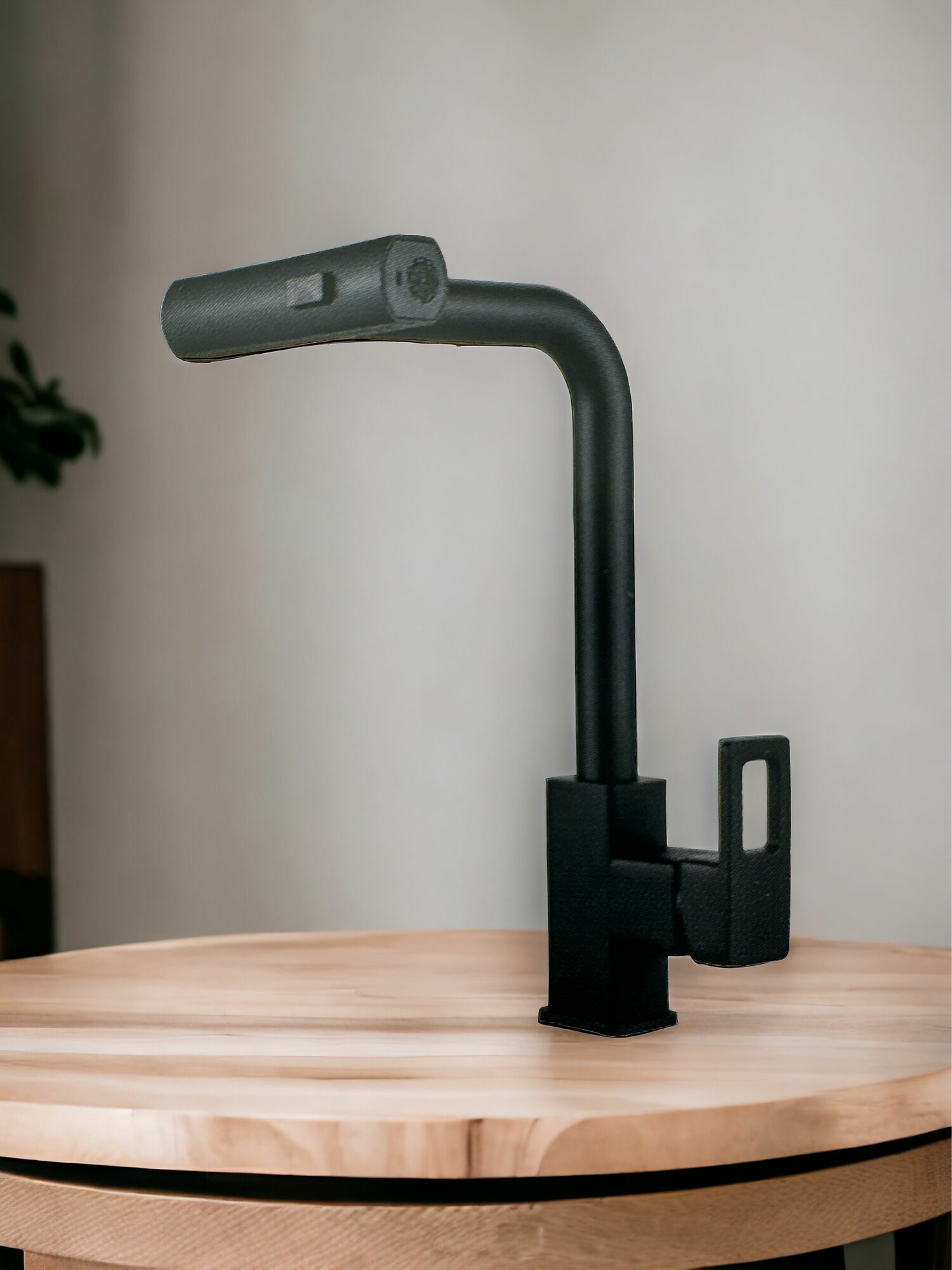 Смеситель для кухни с вытягивающимся изливом и лейкой 2 режима: водопад и струя OUTE, хром, выполнен из латуни.