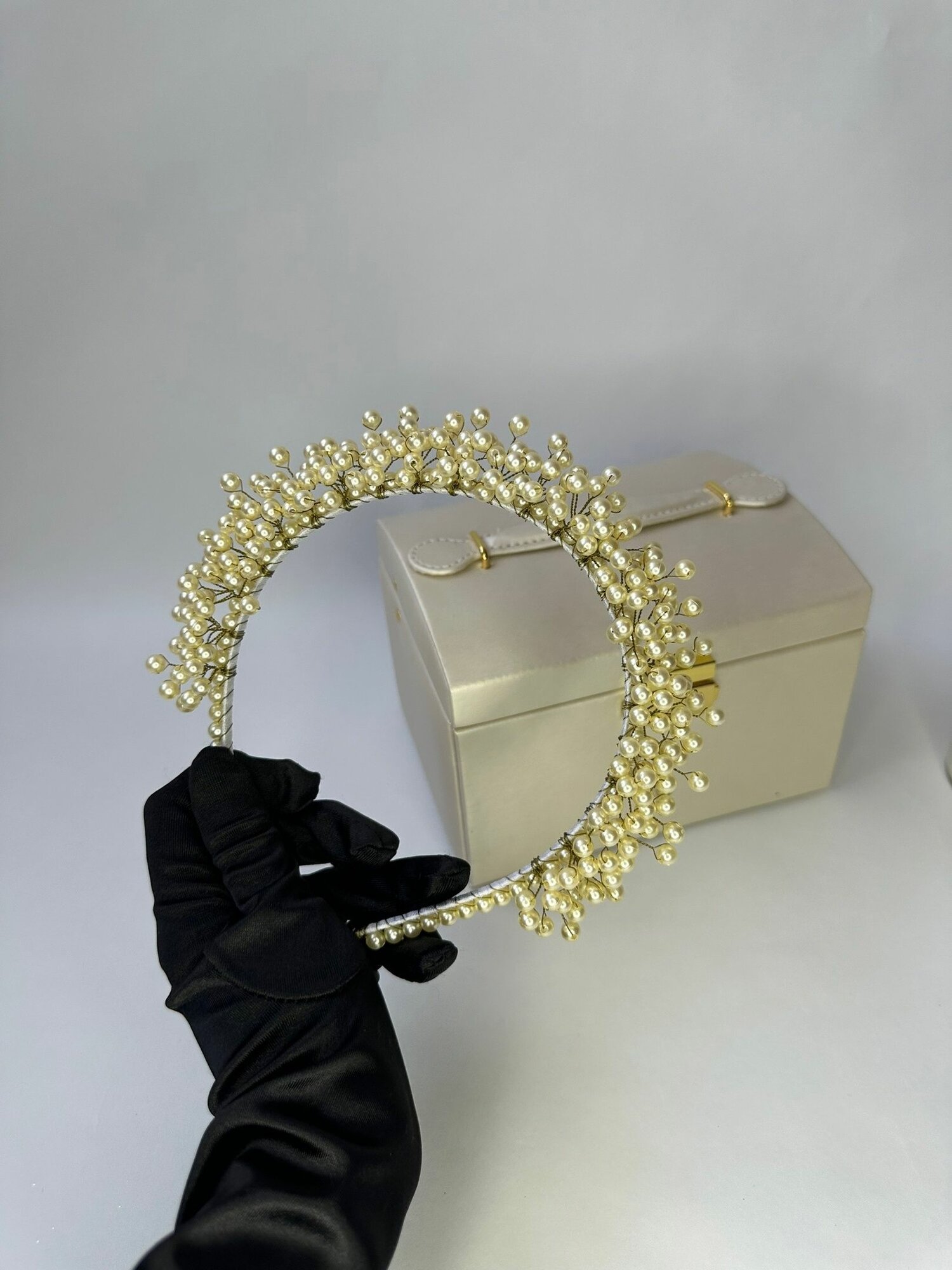 Ободок для девочек ручной работы из золотистых бусин