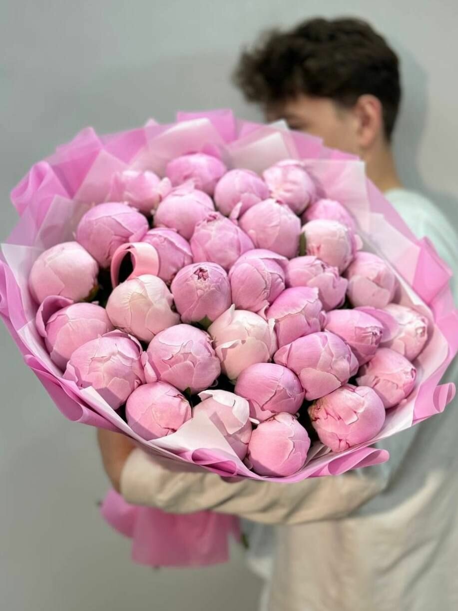 Монобукет из красивых ароматныз пионов "Сара Бернар" 35 шт. от FlowersGo