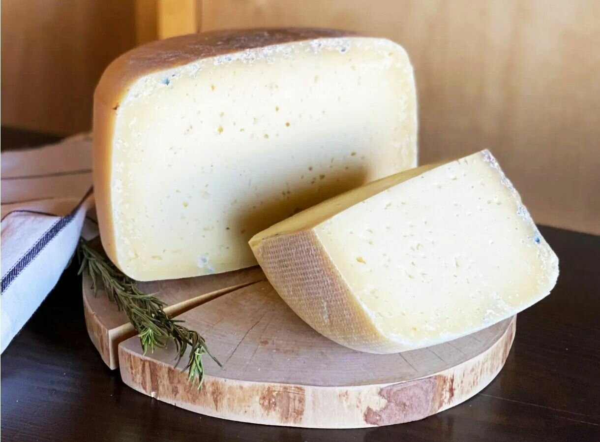 Сыр *Деревенский* в вакуумной упаковке 1кг.