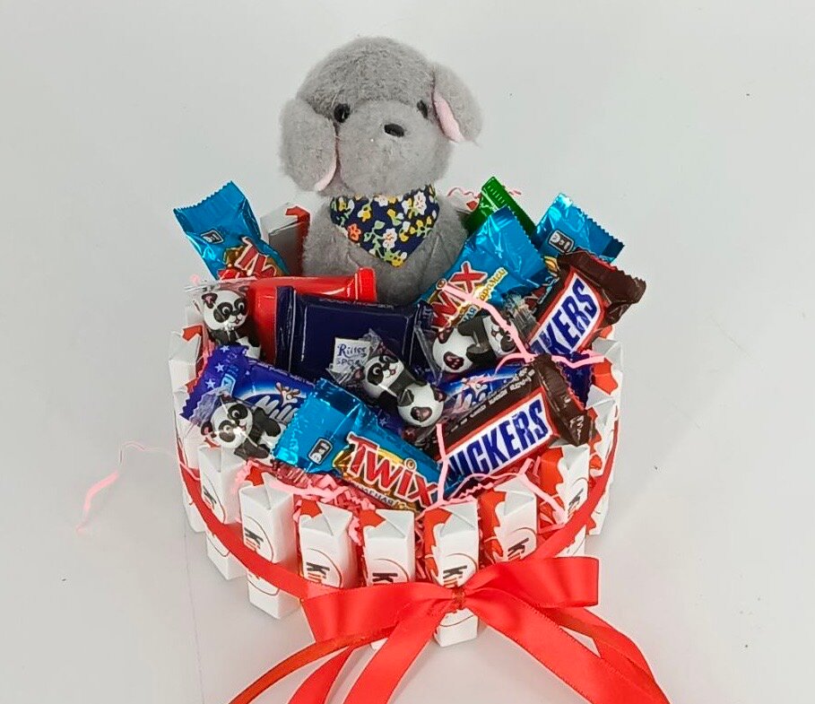 Сладкий букет с мягкой игрушкой / Торт из киндер шоколада