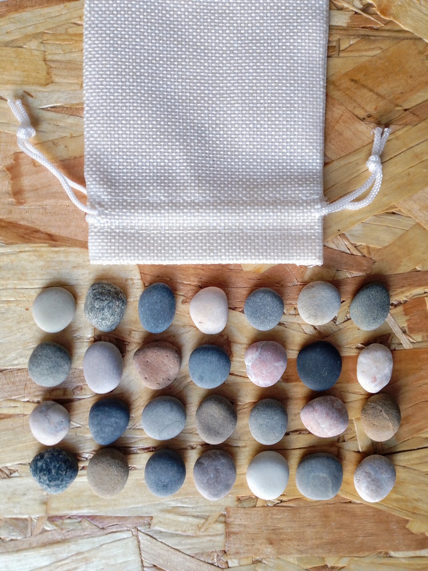 Заготовка для мини рун из камня 28шт.+мешочек. Набор плоских камешков 1.5-2см.