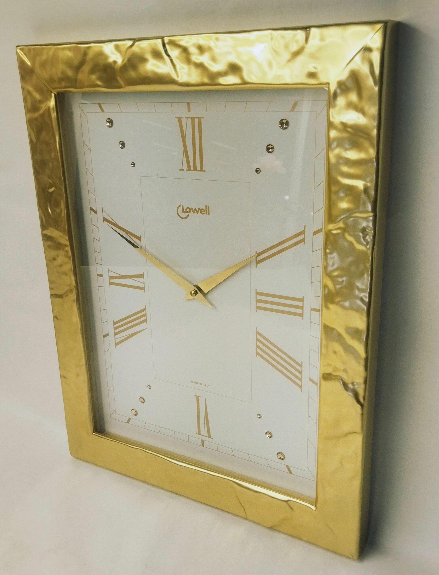 Настенные часы кварцевые в стильной золотистой рамке