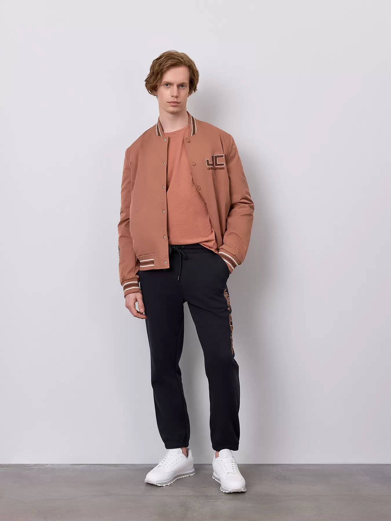 Брюки спортивные Чёрный. Декор махровая нашивка логотипа. Пояс резинка, шнурок. Карманы спереди 2 б/заст, сзади нет.