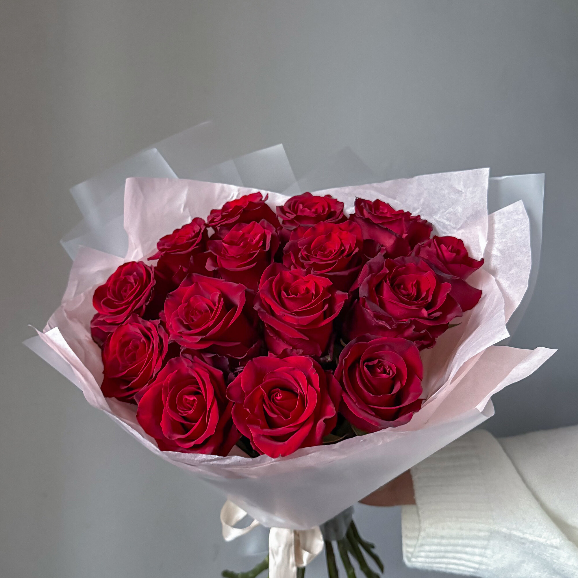 Букет из 15 бордовых роз в авторском оформлении, для любимой, Veresk 868