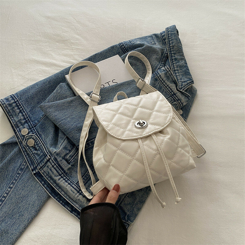 Современная стильная женская сумка на двойное плечо с мягкой текстурой и практичными элементами дизайн белая