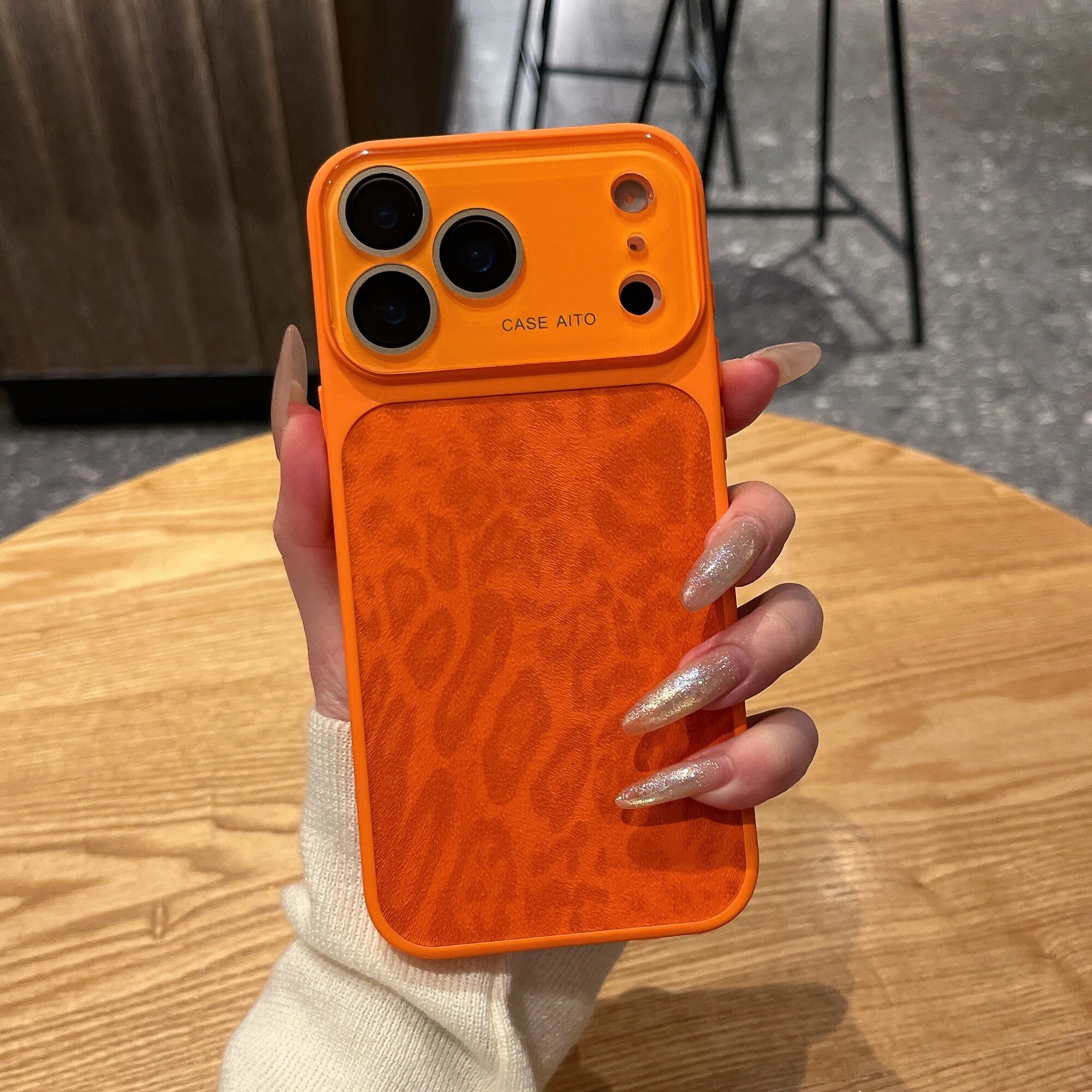 Оранжевый чехол для iPhone 17 Pro с принтом леопард