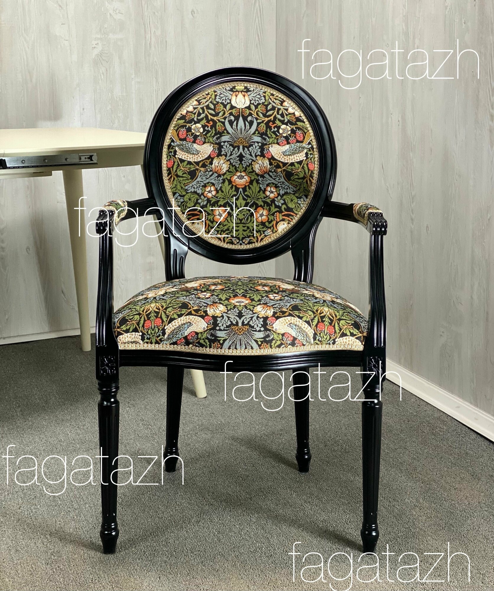 Стул с подлокотниками "Медальон" Моррис Земляничный воришка