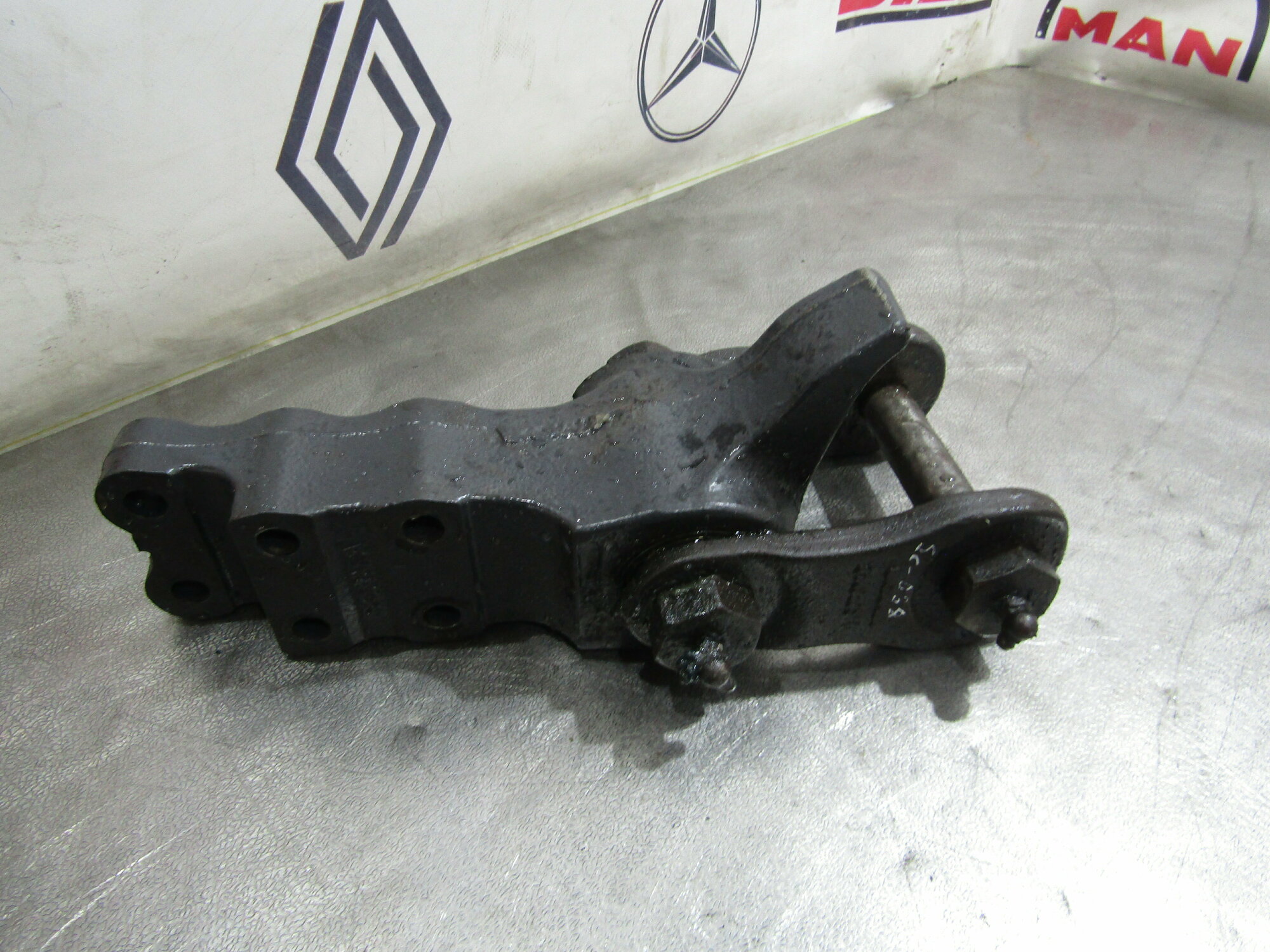 Кронштейн рессоры дополнительного переднего моста левый Scania 6-series