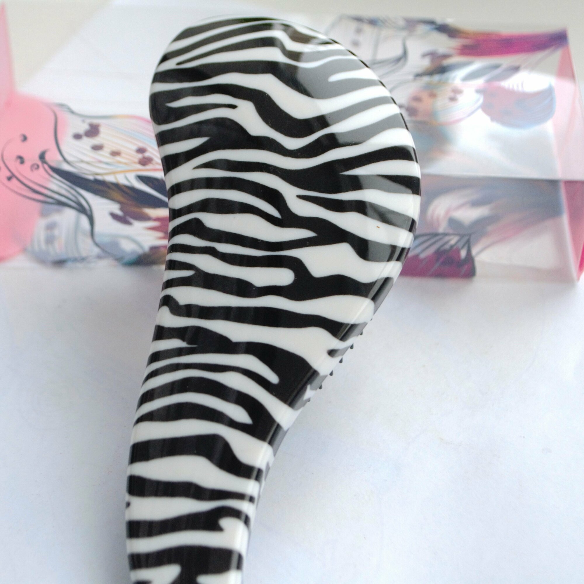 Расческа для волос массажная белая с черным принтом