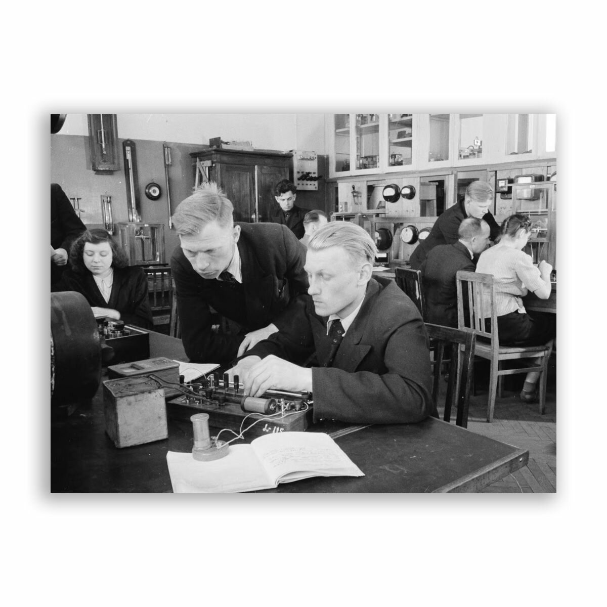 Советский постер, плакат на бумаге / Советские рабочие / Размер 40 x 53 см