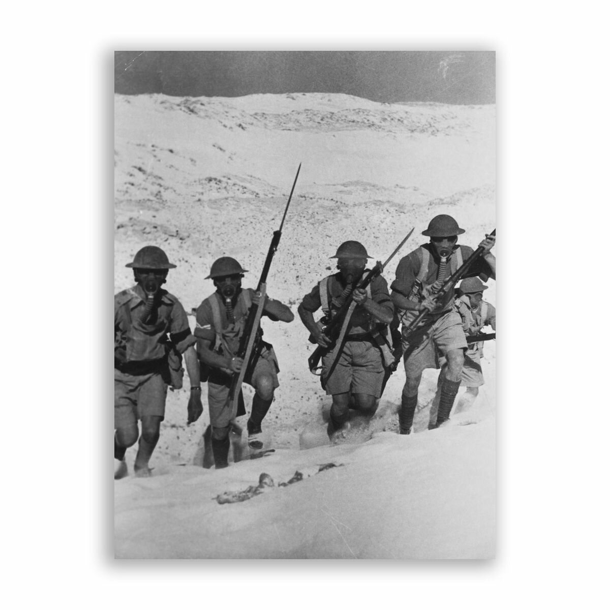 Постер, плакат на бумаге / Военные в противогазах / Размер 30 x 40 см