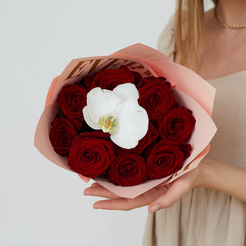 Букет Venus in Fleurs "Красные розы с орхидеями", 9 штук, высота 60 см