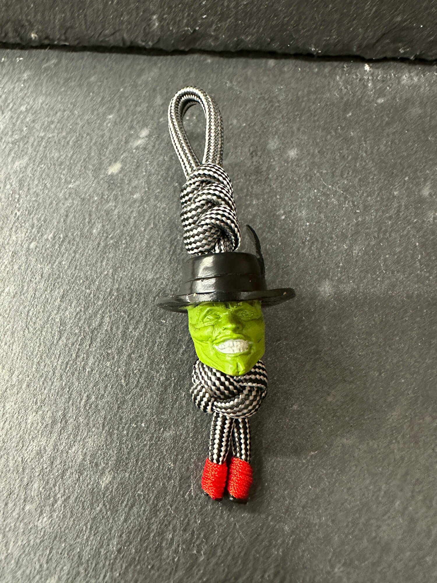 Темляк с латунной бусиной Маска (окрас)