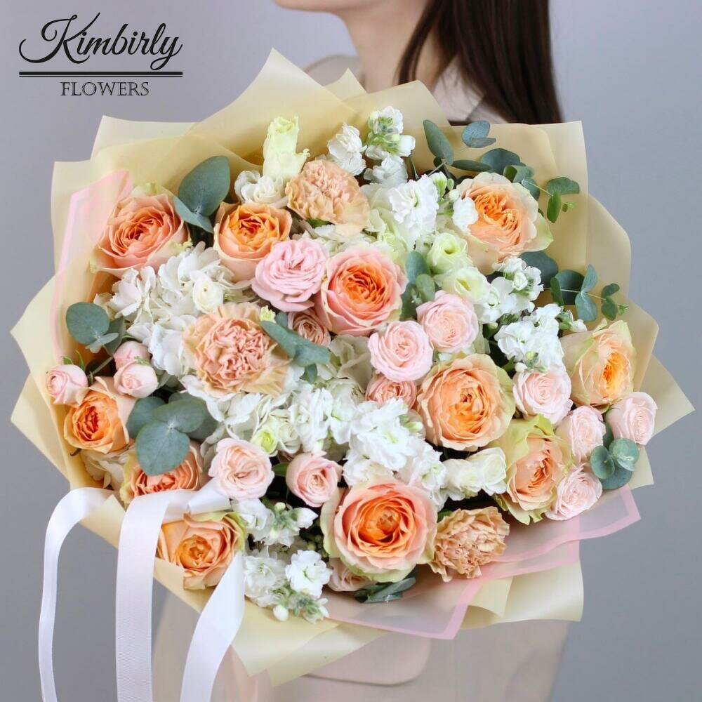 Большой букет живых цветов из кустовых и одноголовых роз, маттиолы, эустомы, гортензий, гвоздик, эвкалипта, цвет кремовый, белый, пионовидые розы Гравити арт 7