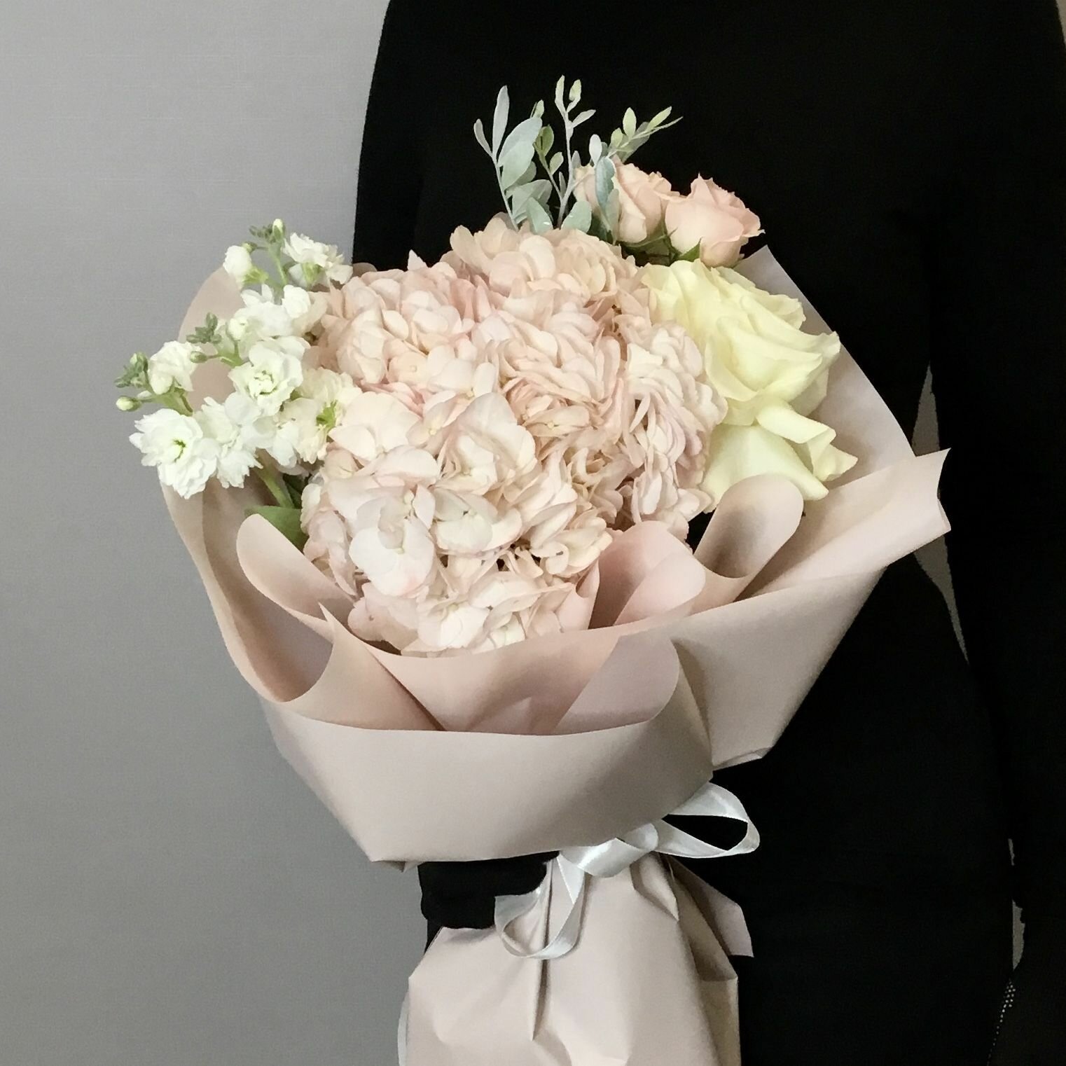 Букет с гортензией, розами, маттиолой в розовой упаковке «Инь»