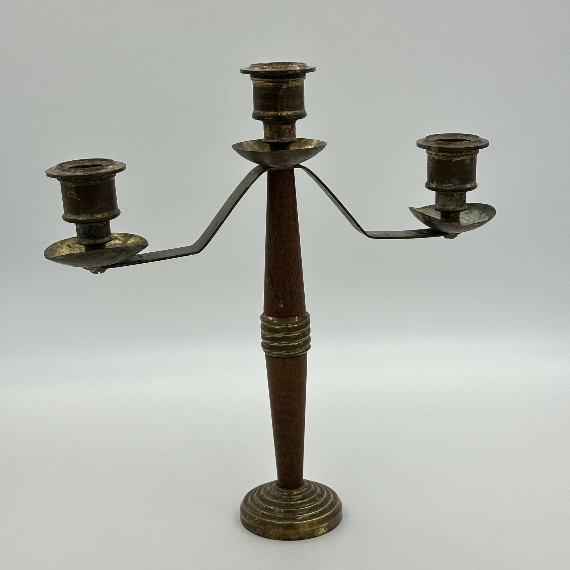 Подсвечник на три свечи с основанием коричневого цвета, латунь