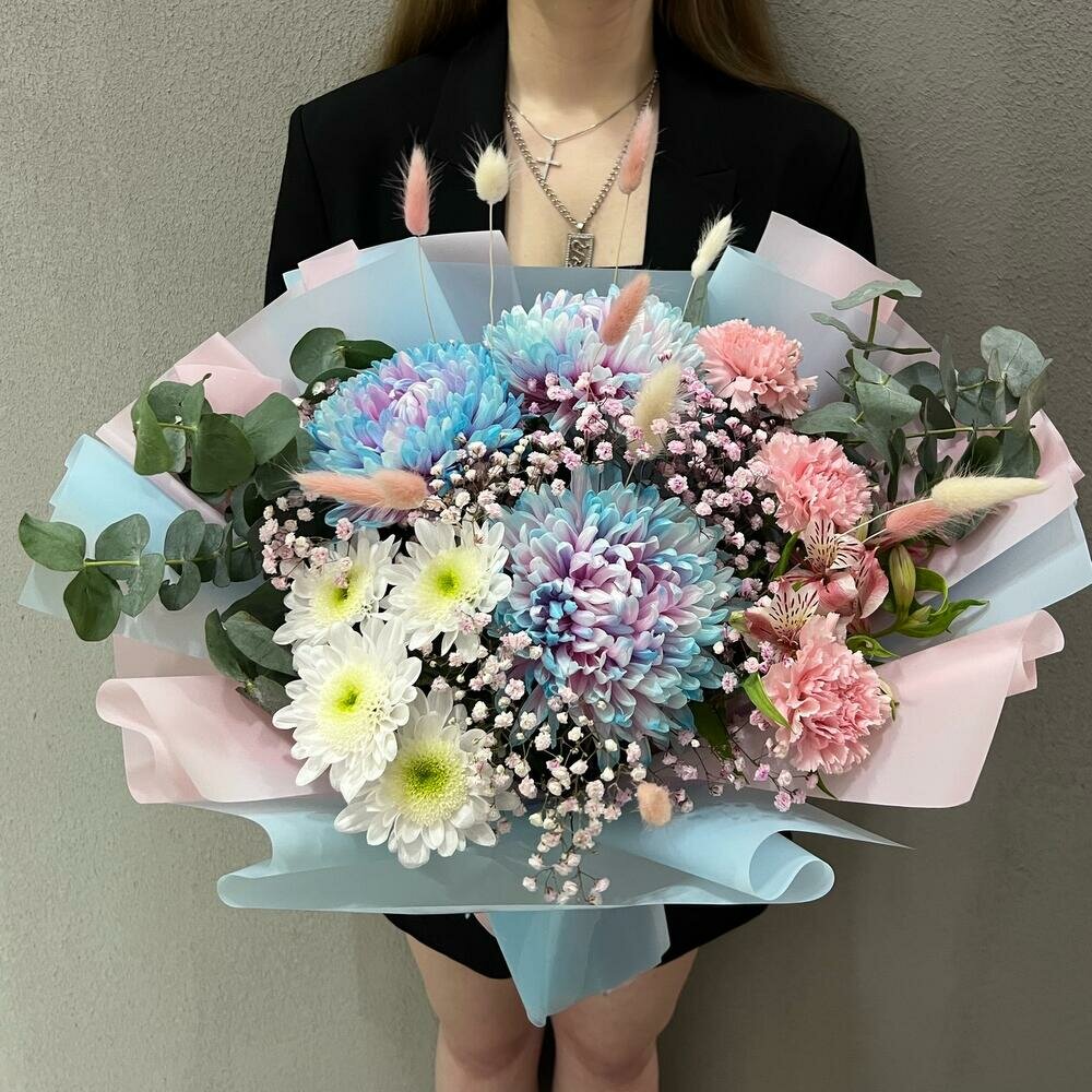 Букет из хризантем с эвкалиптом и лагурусом