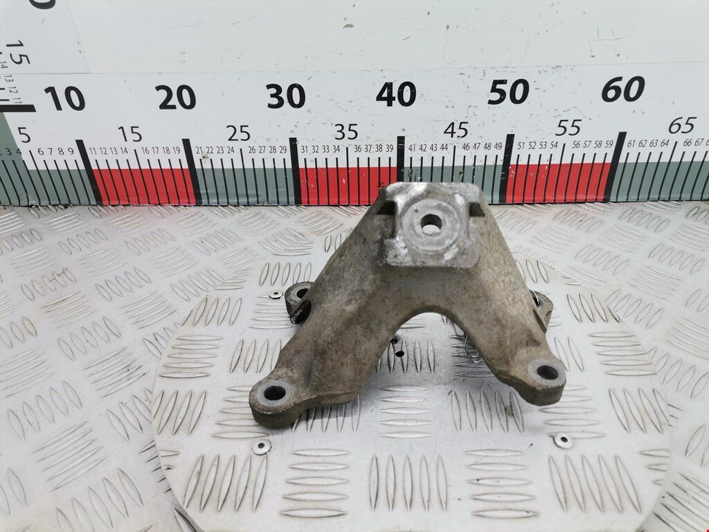 Кронштейн (крепление лапа) двигателя Audi A6 C6 4F0199307M арт. 1829215