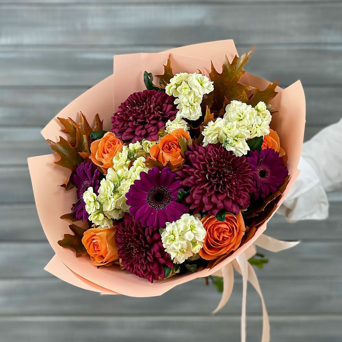 Букет из живых цветов хризантем, мини гербер и роз
