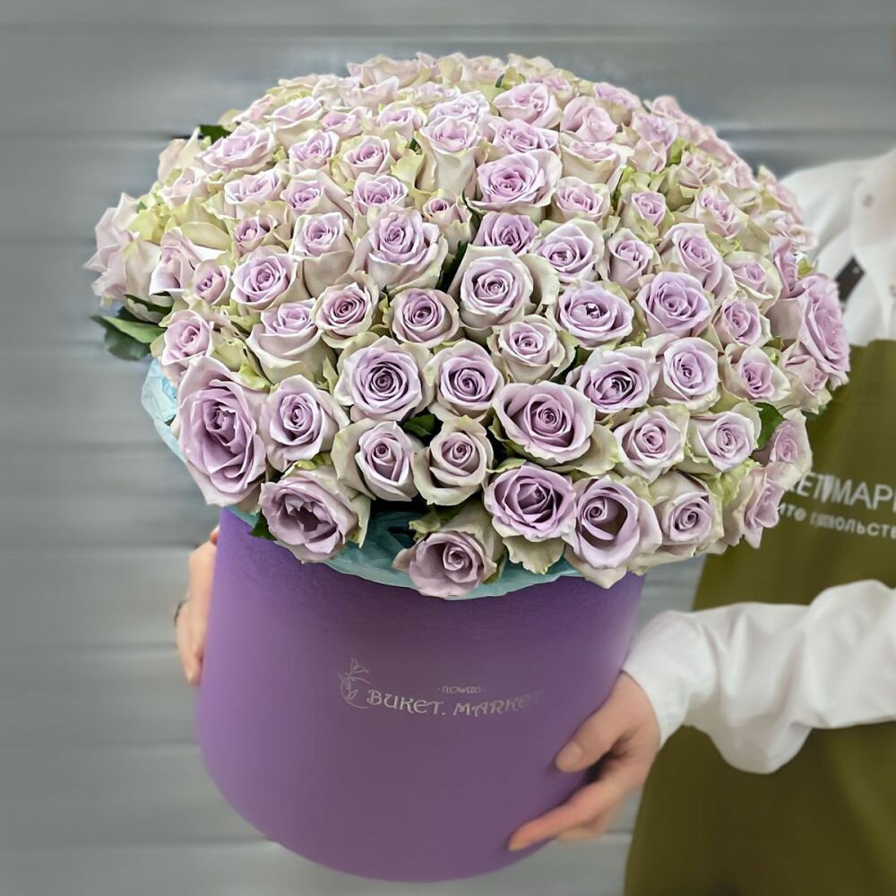 Букет живых цветов из 101 сиреневой Кенийской розы в шляпной коробке
