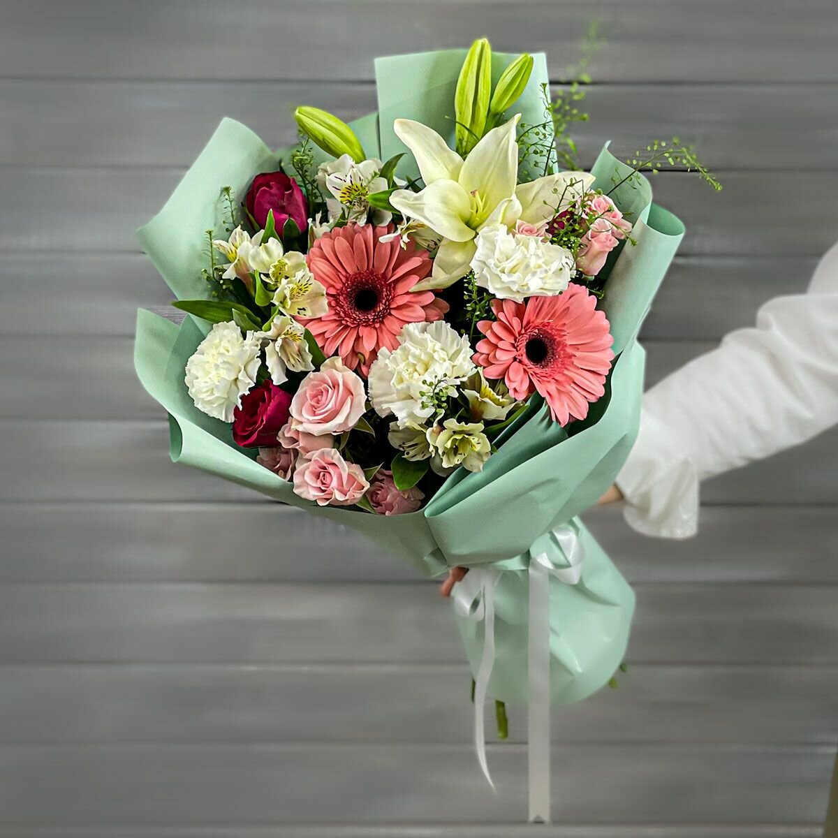 Букет из живых цветов гербер, роз и лилий