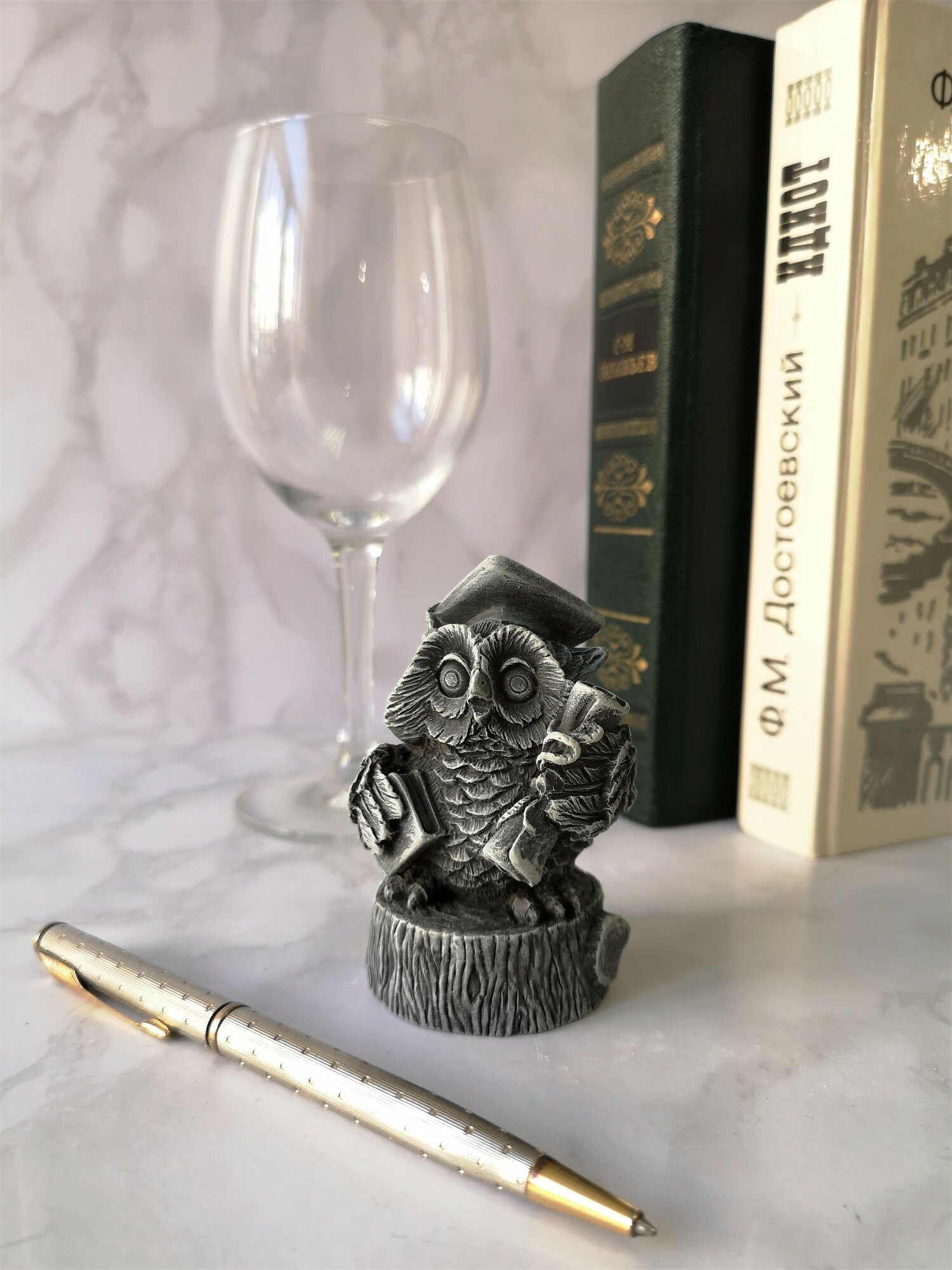 Статуэтка Филин ученый (сова ученая). Мраморная крошка. Цвет серый. Подарок мужчине, руководителю в кабинет, учителю биологии на день рождения, зоологу коллекционеру на юбилей.