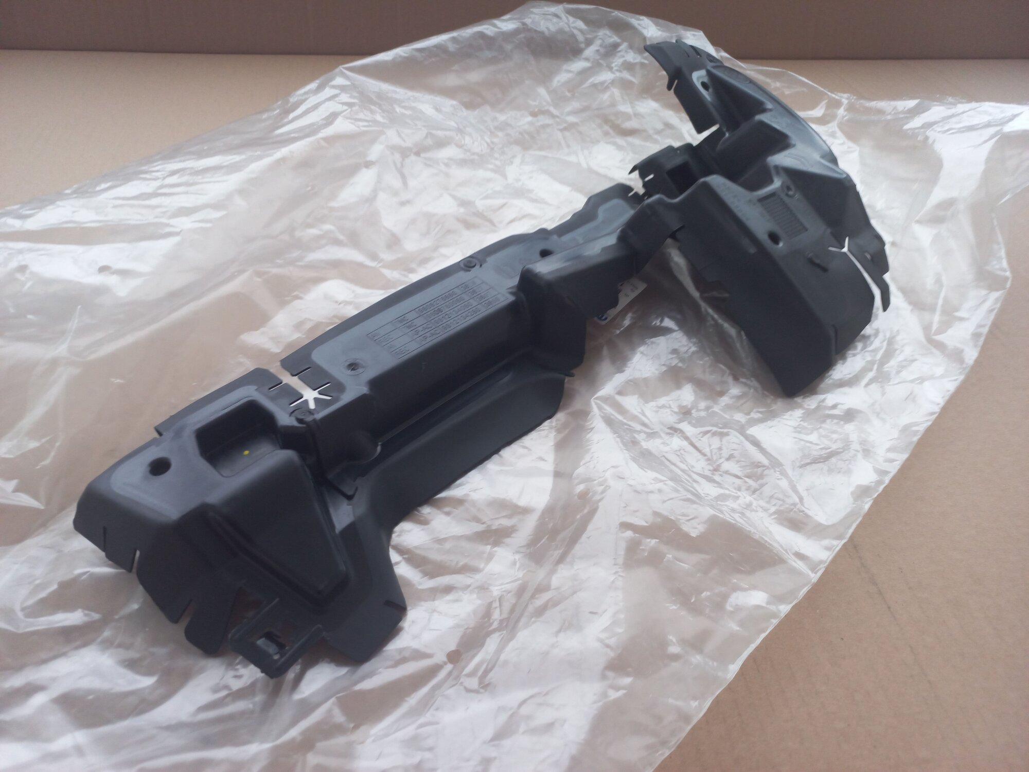 Дефлектор радиатора правый Пежо Трэвеллер Peugeot Traveller Citroen SpaceTourer оригинал 9812134280