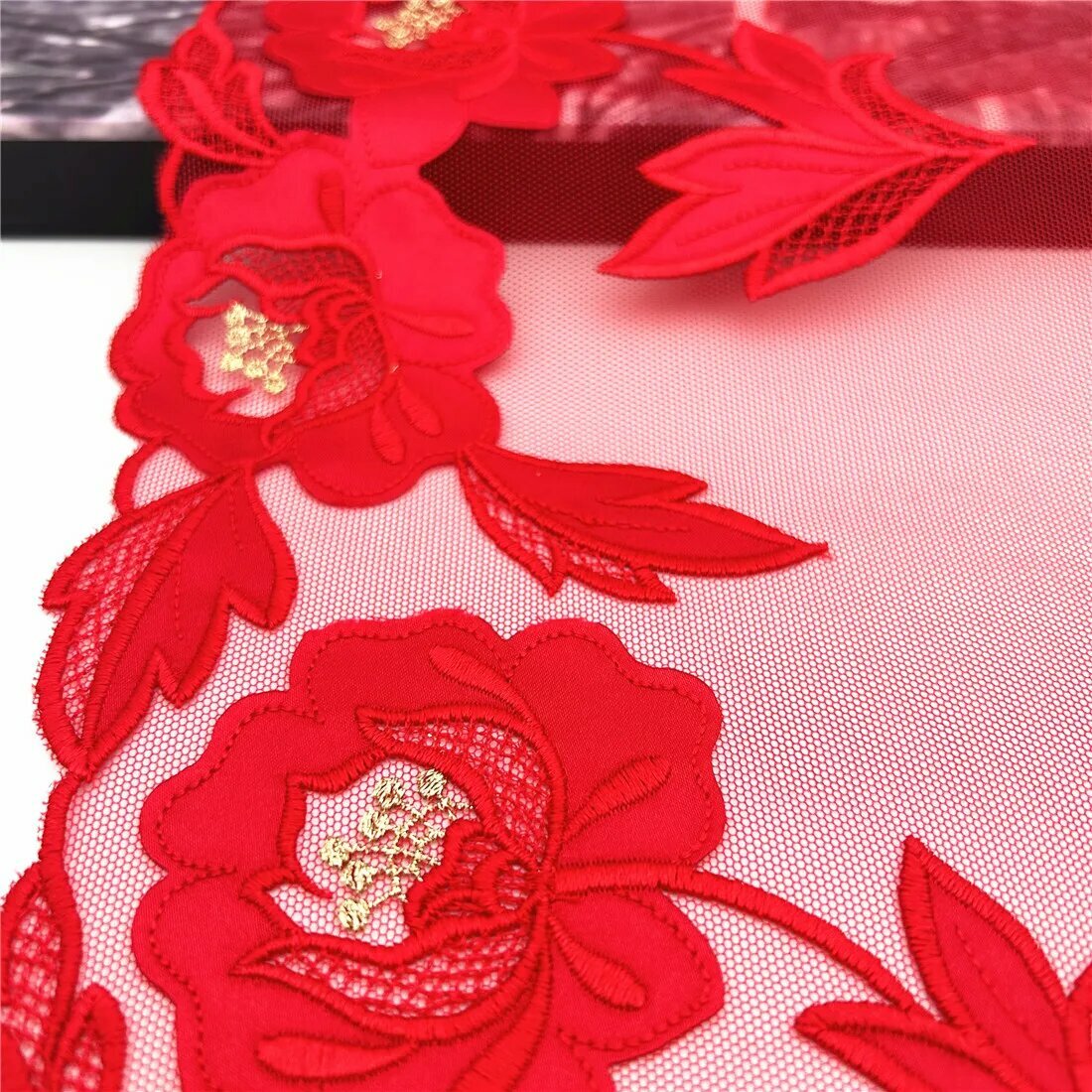 Кружевная лента Vieruodis красная 18 см