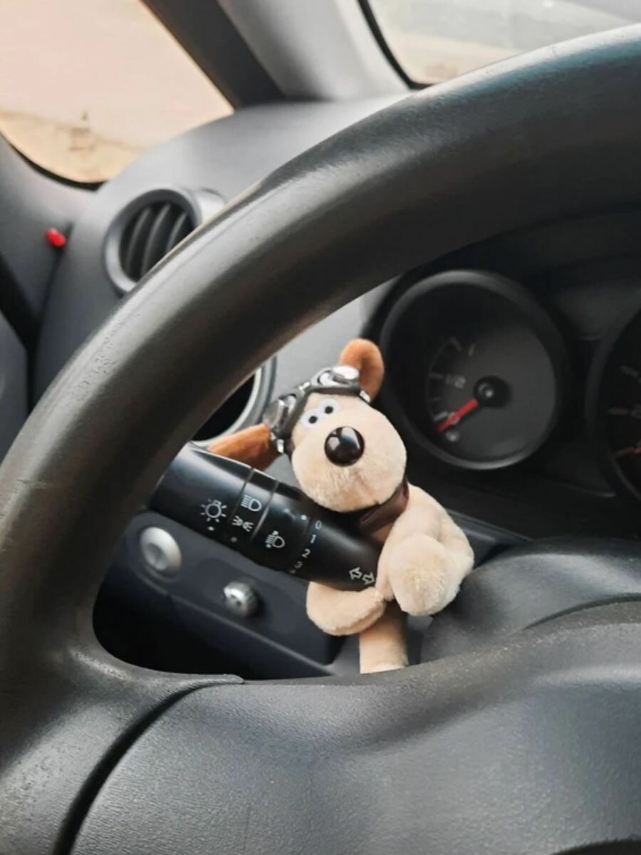 Игрушка в машину на панель собака-авиатор