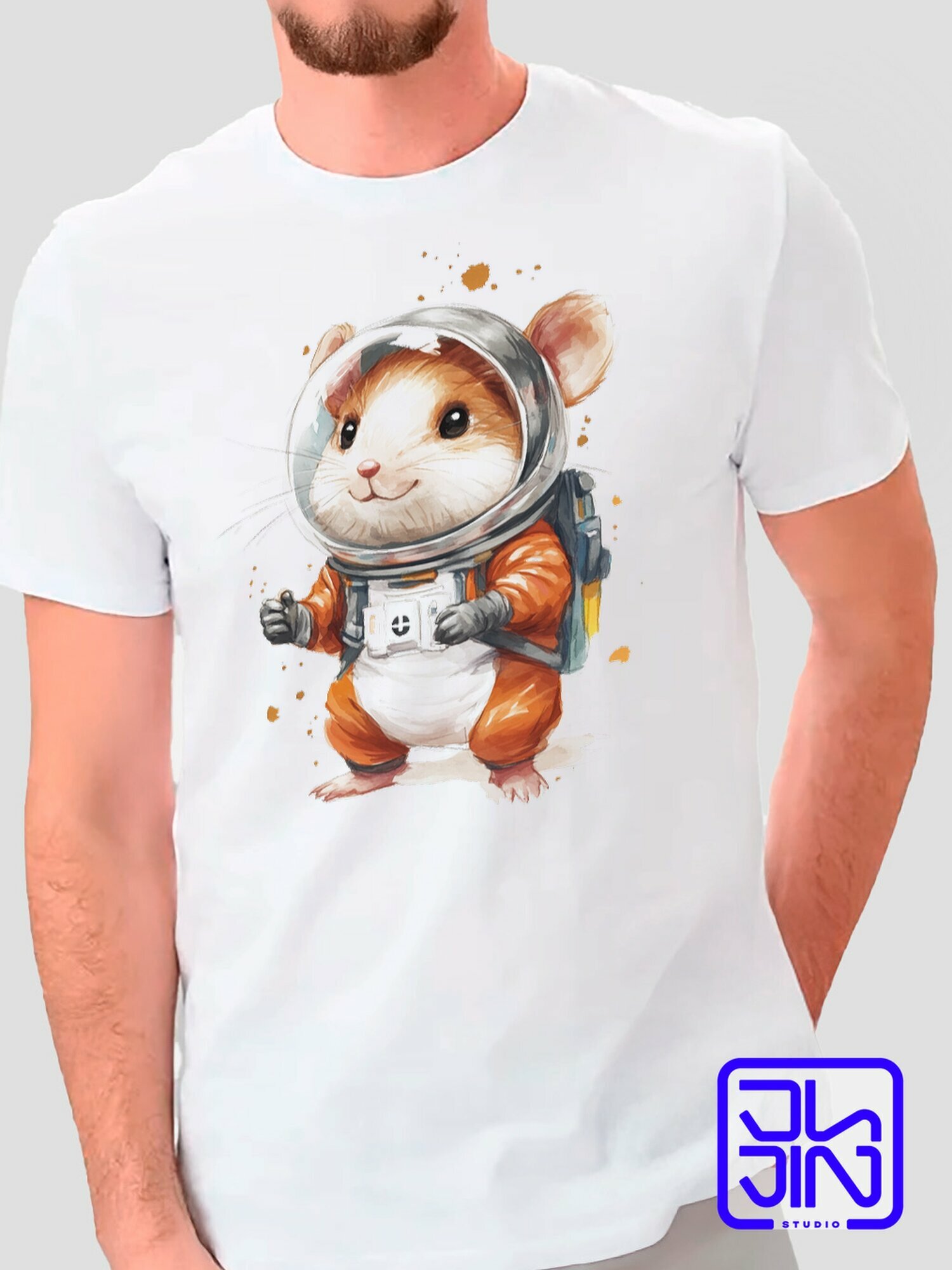 Футболка классическая мужская с авторским принтом Смешной веселый хомяк в оранжевом, белом скафандре космоса для принта, белый хлопковый трикотаж с прикольным рисунком на груди
