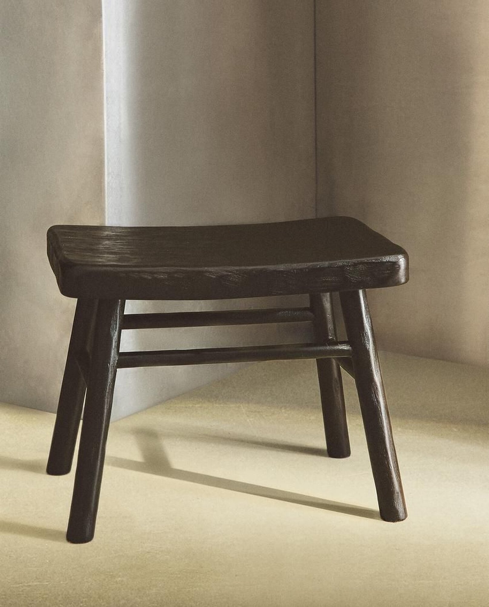 Мини табурет ZARA HOME 3562/073 - изготовлен из тёмного дерева, 25 x 21 x 31,5 см, цвет темно-коричневый