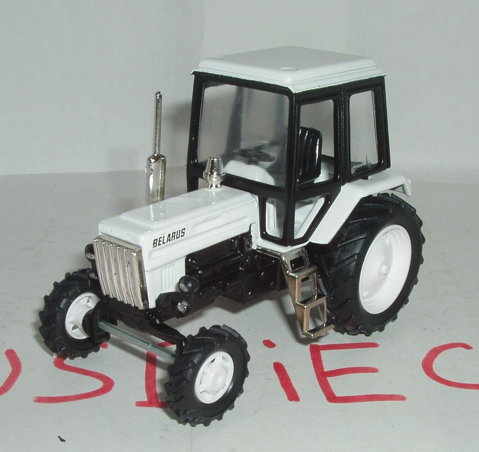 Трактор МТЗ-82 черно-белый масштаб 1:43,