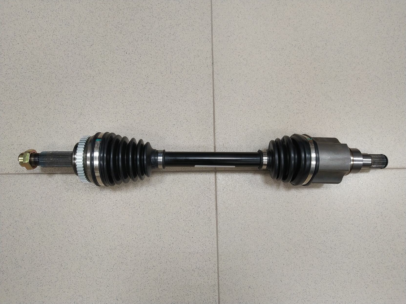 Привод левый Geely Emgrand EC7 [1.5 16V 5MT хетчбэк] 1064001140