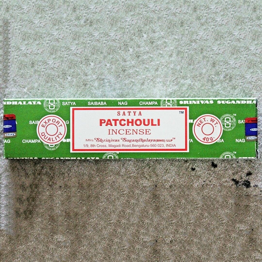 Индийские благовония Сатья Пачули (Satya Patchouli) натуральные ароматические палочки для дома, йоги, медитации, релакса, очистки воздуха и ароматерапии. Большая пачка 40 гр
